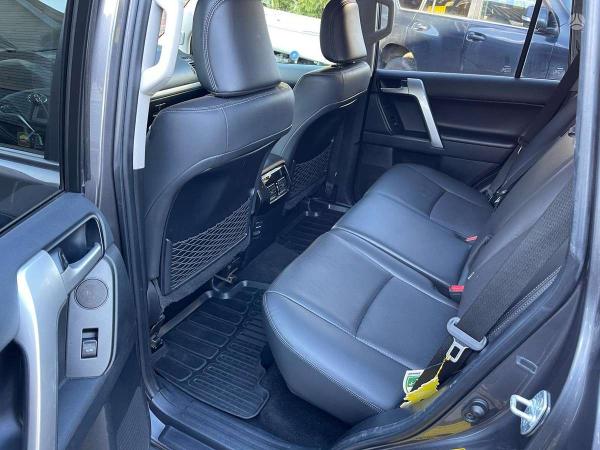 Grey Toyota Land Cruiser 2021 in Marijampole, with an engine capacity of 2.76 L and mileage of 149 thousand km for 41900 €, photo 9 on AUTOMOTO.COM.LV