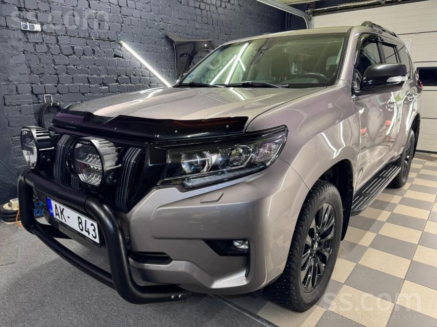 Pelēks Toyota Land Cruiser 2021 Valmiera, ar dzinēja tilpumu 2.80 L un nobraukumu 136 tūkst. km par 49000 €, foto 1 vietnē AUTOMOTO.COM.LV