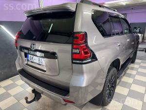 Pelēks Toyota Land Cruiser 2021 Valmiera, ar dzinēja tilpumu 2.80 L un nobraukumu 136 tūkst. km par 49000 €, foto 3 vietnē AUTOMOTO.COM.LV