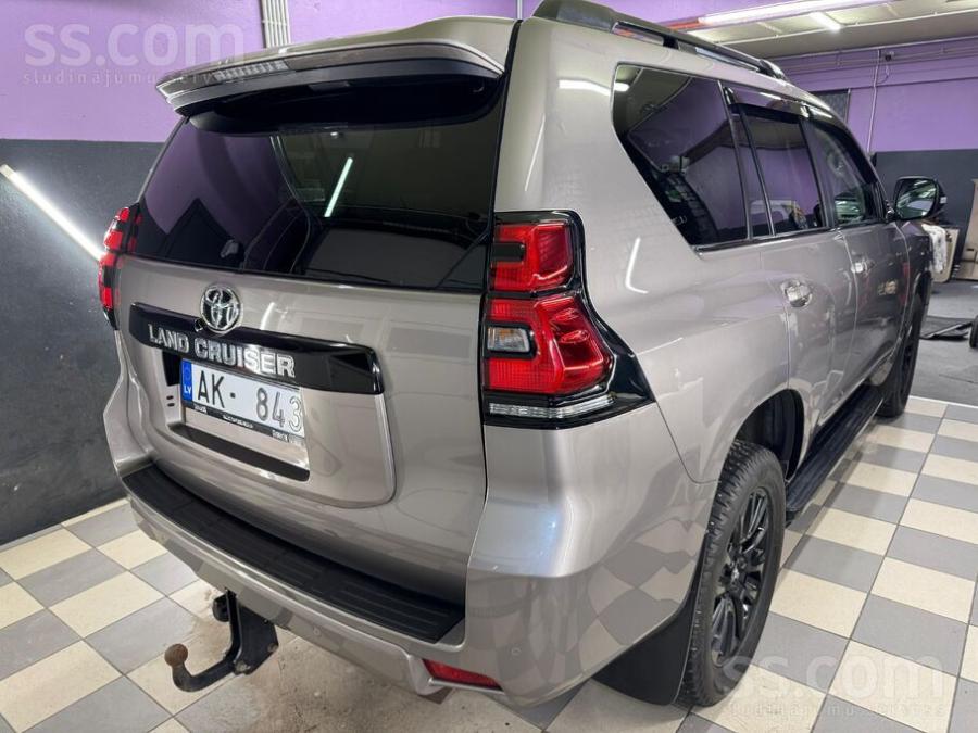 Pelēks Toyota Land Cruiser 2021 Valmiera, ar dzinēja tilpumu 2.80 L un nobraukumu 136 tūkst. km par 49000 €, foto 3 vietnē AUTOMOTO.COM.LV