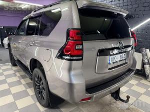 Pelēks Toyota Land Cruiser 2021 Valmiera, ar dzinēja tilpumu 2.80 L un nobraukumu 136 tūkst. km par 49000 €, foto 4 vietnē AUTOMOTO.COM.LV