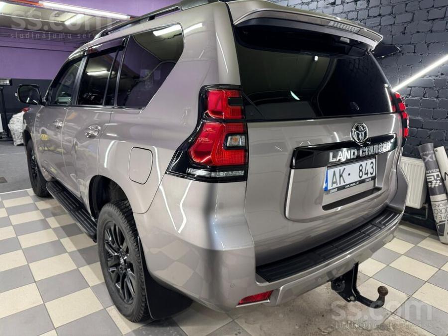 Pelēks Toyota Land Cruiser 2021 Valmiera, ar dzinēja tilpumu 2.80 L un nobraukumu 136 tūkst. km par 49000 €, foto 4 vietnē AUTOMOTO.COM.LV