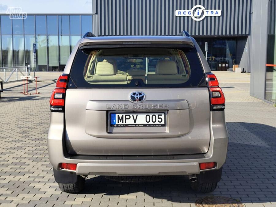 Grey Toyota Land Cruiser 2022 in Siauliai, with an engine capacity of 2.80 L and mileage of 32 thousand km for 55600 €, photo 7 on AUTOMOTO.COM.LV