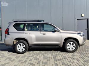 Grey Toyota Land Cruiser 2022 in Siauliai, with an engine capacity of 2.80 L and mileage of 32 thousand km for 55600 €, photo 8 on AUTOMOTO.COM.LV