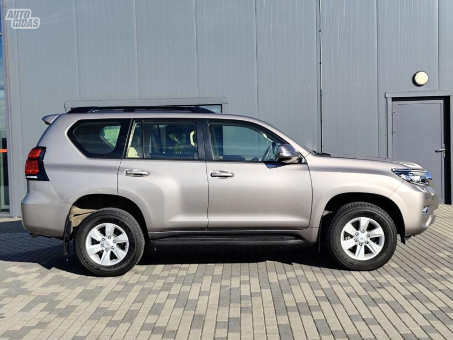 Grey Toyota Land Cruiser 2022 in Siauliai, with an engine capacity of 2.80 L and mileage of 32 thousand km for 55600 €, photo 8 on AUTOMOTO.COM.LV