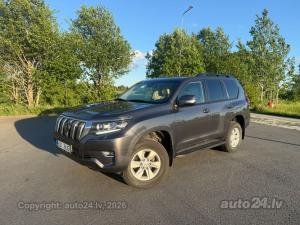 Pelēks Toyota Land Cruiser 2022 Tallina, ar dzinēja tilpumu 2.80 L un nobraukumu 73 tūkst. km par 49999 €, foto  vietnē AUTOMOTO.COM.LV