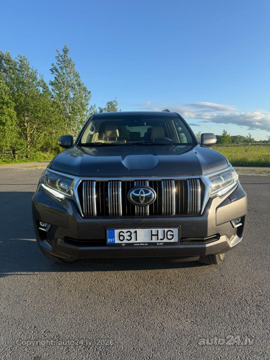 Pelēks Toyota Land Cruiser 2022 Tallina, ar dzinēja tilpumu 2.80 L un nobraukumu 73 tūkst. km par 49999 €, foto 3 vietnē AUTOMOTO.COM.LV