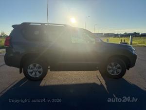 Pelēks Toyota Land Cruiser 2022 Tallina, ar dzinēja tilpumu 2.80 L un nobraukumu 73 tūkst. km par 49999 €, foto 5 vietnē AUTOMOTO.COM.LV