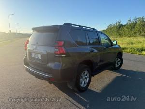 Pelēks Toyota Land Cruiser 2022 Tallina, ar dzinēja tilpumu 2.80 L un nobraukumu 73 tūkst. km par 49999 €, foto 6 vietnē AUTOMOTO.COM.LV
