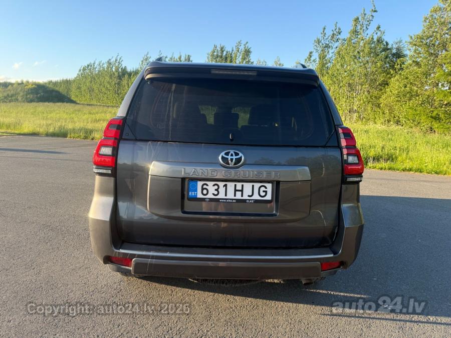 Pelēks Toyota Land Cruiser 2022 Tallina, ar dzinēja tilpumu 2.80 L un nobraukumu 73 tūkst. km par 49999 €, foto 7 vietnē AUTOMOTO.COM.LV