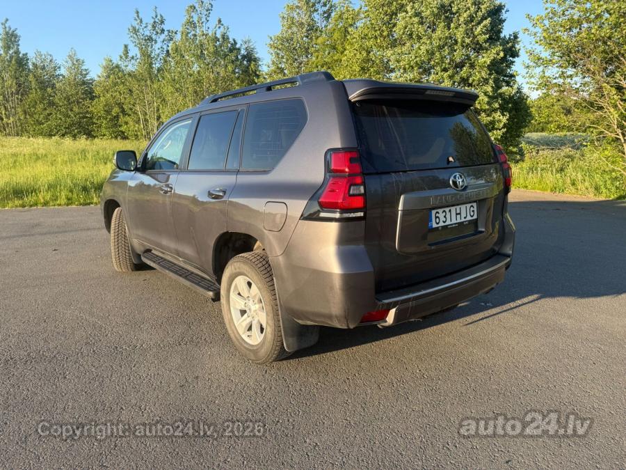 Pelēks Toyota Land Cruiser 2022 Tallina, ar dzinēja tilpumu 2.80 L un nobraukumu 73 tūkst. km par 49999 €, foto 8 vietnē AUTOMOTO.COM.LV
