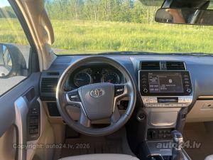 Pelēks Toyota Land Cruiser 2022 Tallina, ar dzinēja tilpumu 2.80 L un nobraukumu 73 tūkst. km par 49999 €, foto 9 vietnē AUTOMOTO.COM.LV