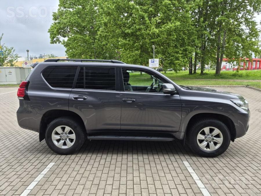 Grey Toyota Land Cruiser 2022 in Riga, with an engine capacity of 2.80 L and mileage of 170 thousand km for 42300 €, photo 4 on AUTOMOTO.COM.LV