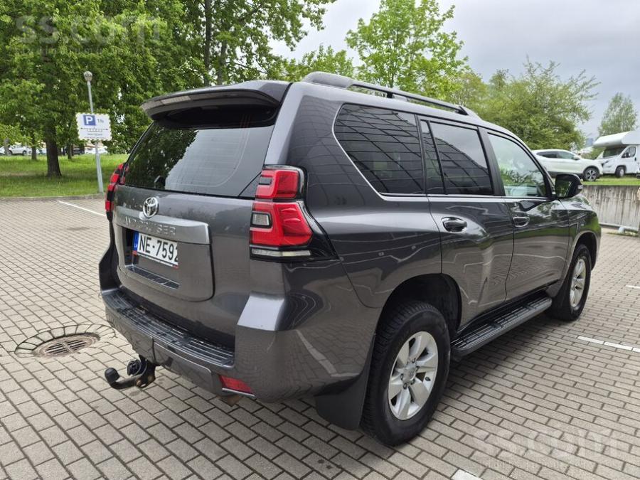 Grey Toyota Land Cruiser 2022 in Riga, with an engine capacity of 2.80 L and mileage of 170 thousand km for 42300 €, photo 5 on AUTOMOTO.COM.LV