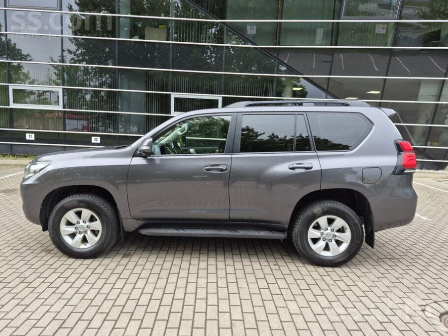 Grey Toyota Land Cruiser 2022 in Riga, with an engine capacity of 2.80 L and mileage of 170 thousand km for 42300 €, photo 7 on AUTOMOTO.COM.LV