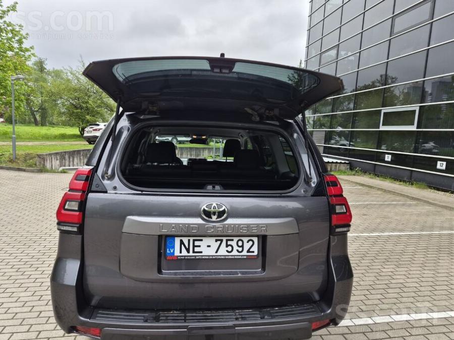 Grey Toyota Land Cruiser 2022 in Riga, with an engine capacity of 2.80 L and mileage of 170 thousand km for 42300 €, photo 8 on AUTOMOTO.COM.LV
