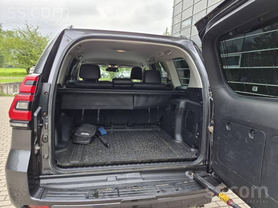 Grey Toyota Land Cruiser 2022 in Riga, with an engine capacity of 2.80 L and mileage of 170 thousand km for 42300 €, photo 9 on AUTOMOTO.COM.LV