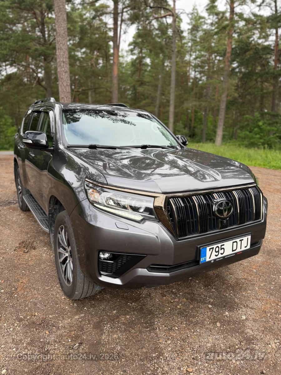 Pelēks Toyota Land Cruiser 2022 Tallina, ar dzinēja tilpumu 2.80 L un nobraukumu 95 tūkst. km par 63000 €, foto 3 vietnē AUTOMOTO.COM.LV