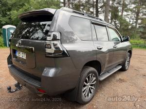 Pelēks Toyota Land Cruiser 2022 Tallina, ar dzinēja tilpumu 2.80 L un nobraukumu 95 tūkst. km par 63000 €, foto 4 vietnē AUTOMOTO.COM.LV