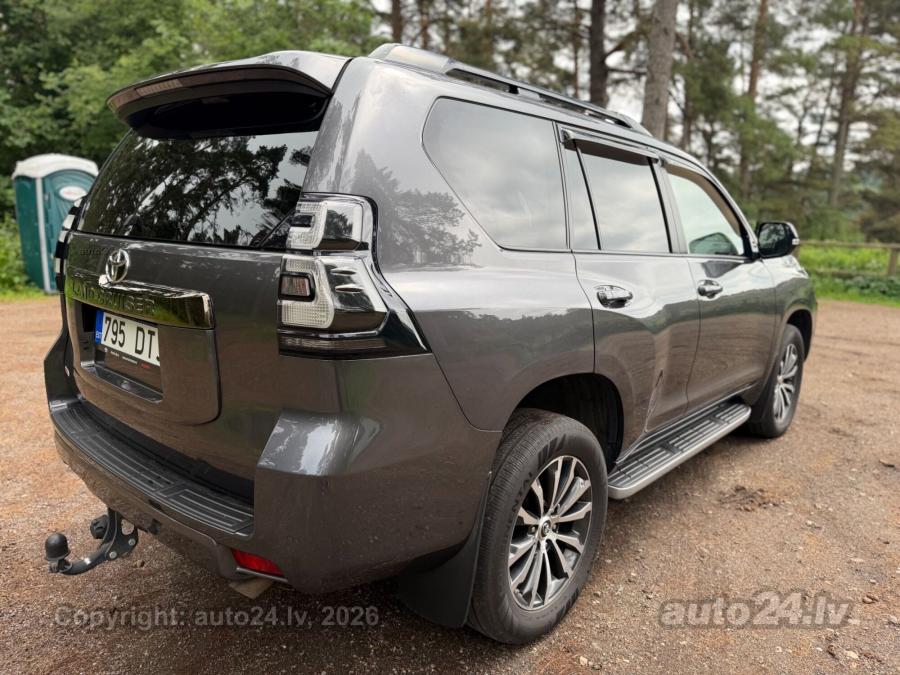 Pelēks Toyota Land Cruiser 2022 Tallina, ar dzinēja tilpumu 2.80 L un nobraukumu 95 tūkst. km par 63000 €, foto 4 vietnē AUTOMOTO.COM.LV