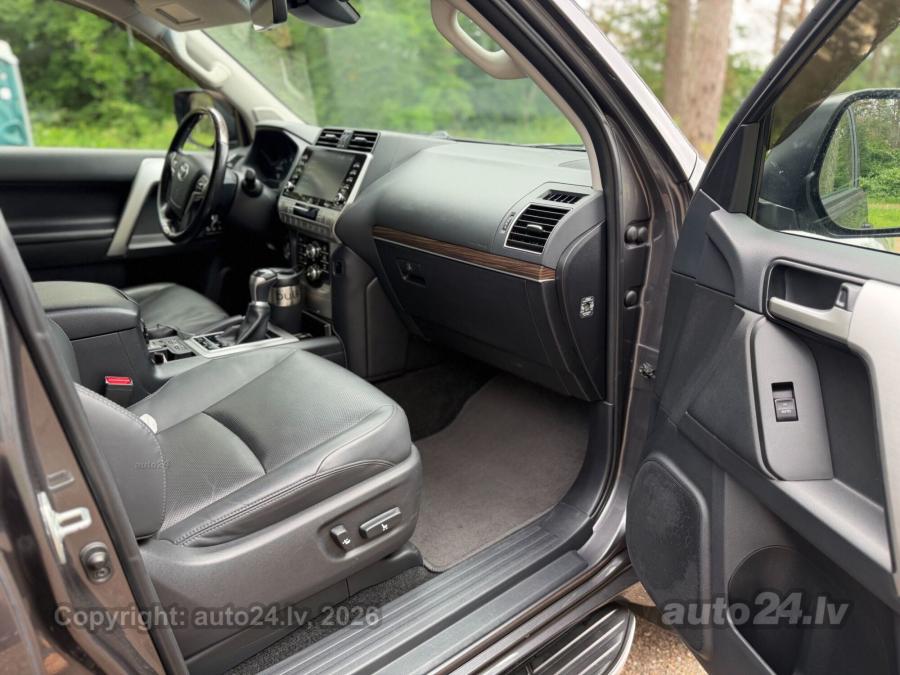 Pelēks Toyota Land Cruiser 2022 Tallina, ar dzinēja tilpumu 2.80 L un nobraukumu 95 tūkst. km par 63000 €, foto 6 vietnē AUTOMOTO.COM.LV