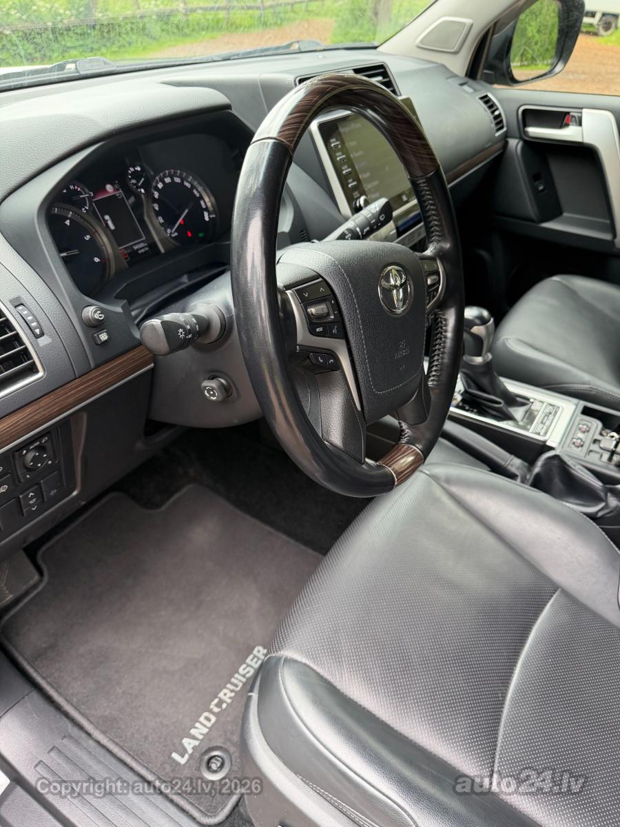Pelēks Toyota Land Cruiser 2022 Tallina, ar dzinēja tilpumu 2.80 L un nobraukumu 95 tūkst. km par 63000 €, foto 7 vietnē AUTOMOTO.COM.LV