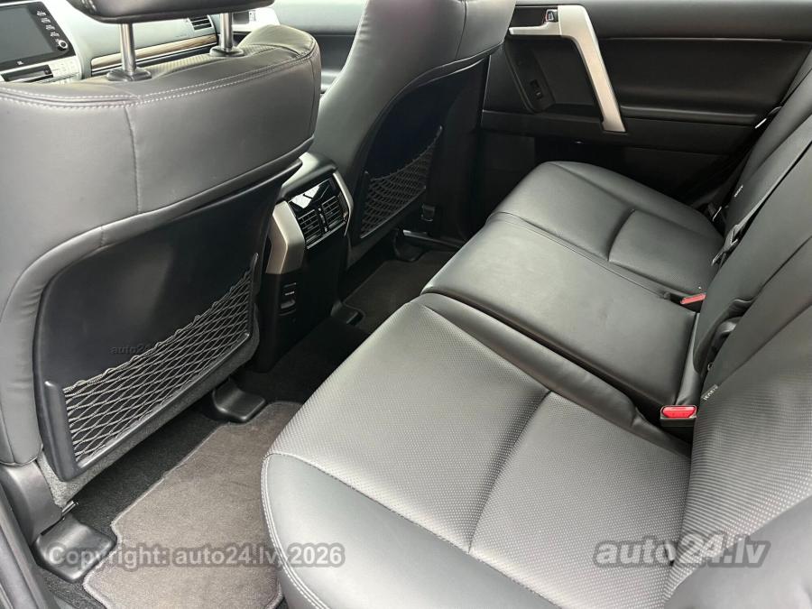 Pelēks Toyota Land Cruiser 2022 Tallina, ar dzinēja tilpumu 2.80 L un nobraukumu 95 tūkst. km par 63000 €, foto 8 vietnē AUTOMOTO.COM.LV