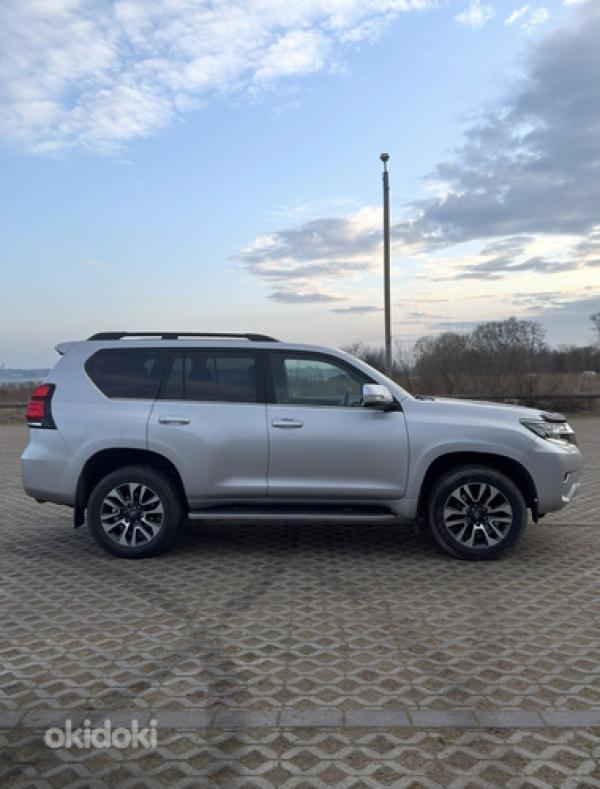 Grey Toyota Land Cruiser 2022 in Tallinn, with an engine capacity of 2.80 L and mileage of 79 thousand km for 58000 €, photo 3 on AUTOMOTO.COM.LV