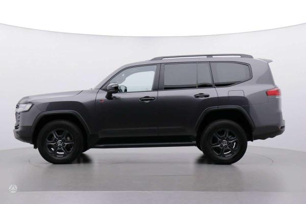 Pelēks Toyota Land Cruiser 2022 Viļņa, ar dzinēja tilpumu 3.30 L un nobraukumu 63 tūkst. km par 158000 €, foto 4 vietnē AUTOMOTO.COM.LV
