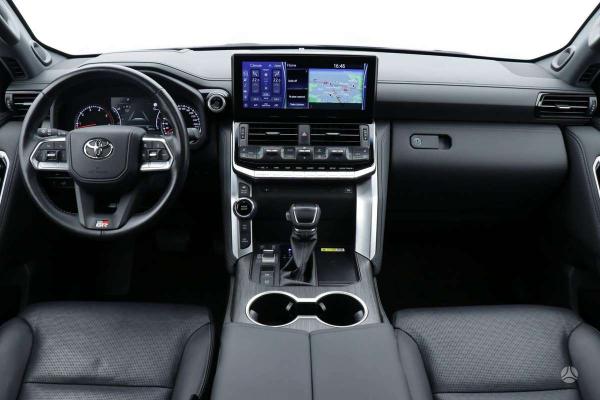 Pelēks Toyota Land Cruiser 2022 Viļņa, ar dzinēja tilpumu 3.30 L un nobraukumu 63 tūkst. km par 158000 €, foto 7 vietnē AUTOMOTO.COM.LV