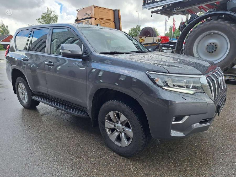 Grey Toyota Land Cruiser 2023 in Sakiai, with an engine capacity of 2.76 L and mileage of 39 thousand km for 40300 €, photo 5 on AUTOMOTO.COM.LV