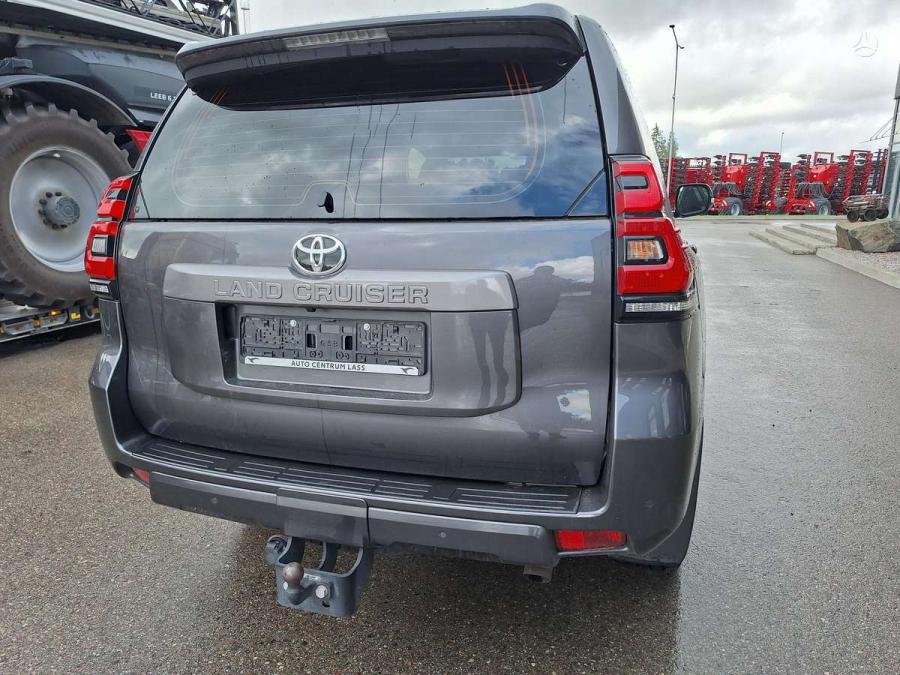 Grey Toyota Land Cruiser 2023 in Sakiai, with an engine capacity of 2.76 L and mileage of 39 thousand km for 40300 €, photo 7 on AUTOMOTO.COM.LV