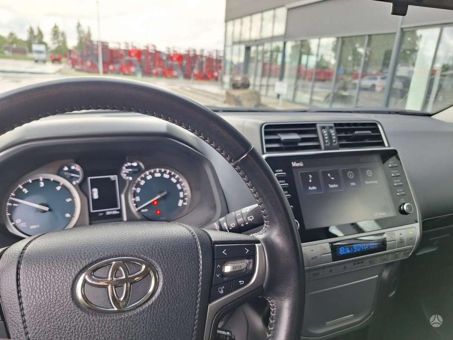 Grey Toyota Land Cruiser 2023 in Sakiai, with an engine capacity of 2.76 L and mileage of 39 thousand km for 40300 €, photo 10 on AUTOMOTO.COM.LV