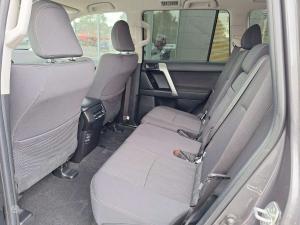 Grey Toyota Land Cruiser 2023 in Sakiai, with an engine capacity of 2.76 L and mileage of 39 thousand km for 40300 €, photo 13 on AUTOMOTO.COM.LV