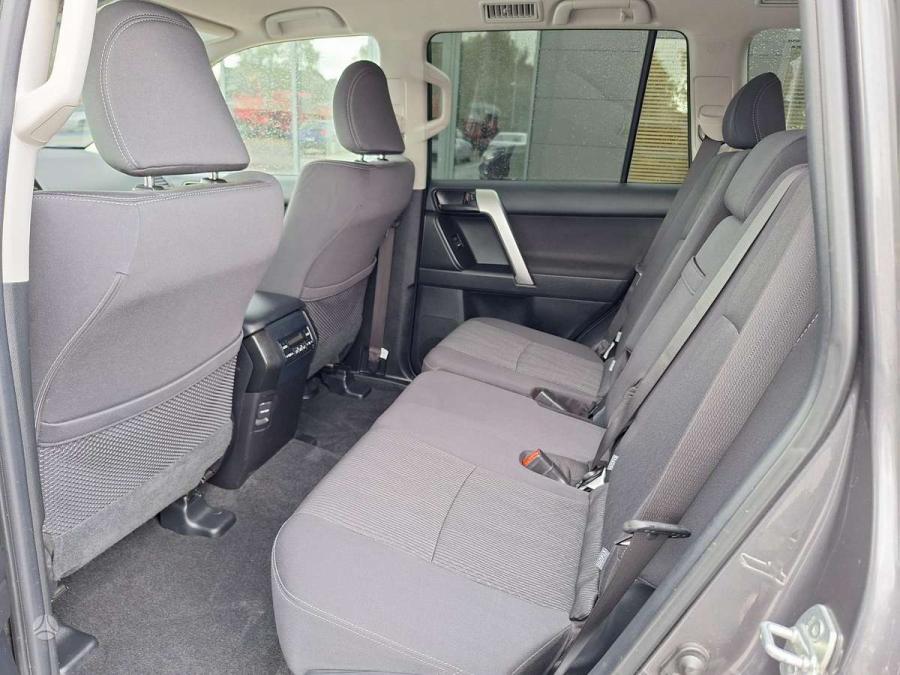 Grey Toyota Land Cruiser 2023 in Sakiai, with an engine capacity of 2.76 L and mileage of 39 thousand km for 40300 €, photo 13 on AUTOMOTO.COM.LV