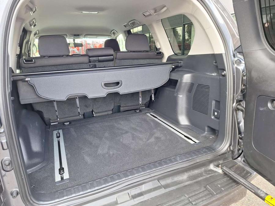 Grey Toyota Land Cruiser 2023 in Sakiai, with an engine capacity of 2.76 L and mileage of 39 thousand km for 40300 €, photo 14 on AUTOMOTO.COM.LV