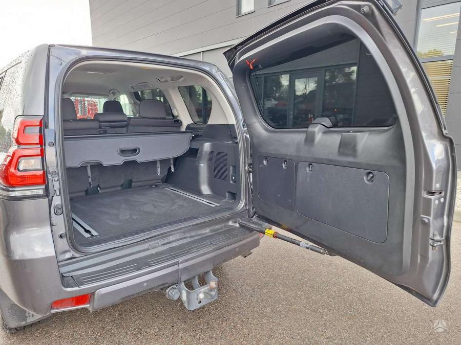 Grey Toyota Land Cruiser 2023 in Sakiai, with an engine capacity of 2.76 L and mileage of 39 thousand km for 40300 €, photo 15 on AUTOMOTO.COM.LV