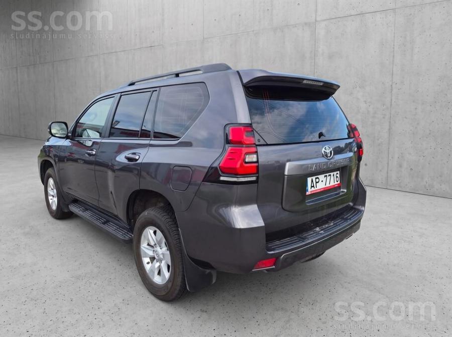 Grey Toyota Land Cruiser 2023 in Riga, with an engine capacity of 2.80 L and mileage of 54 thousand km for 46800 €, photo 4 on AUTOMOTO.COM.LV