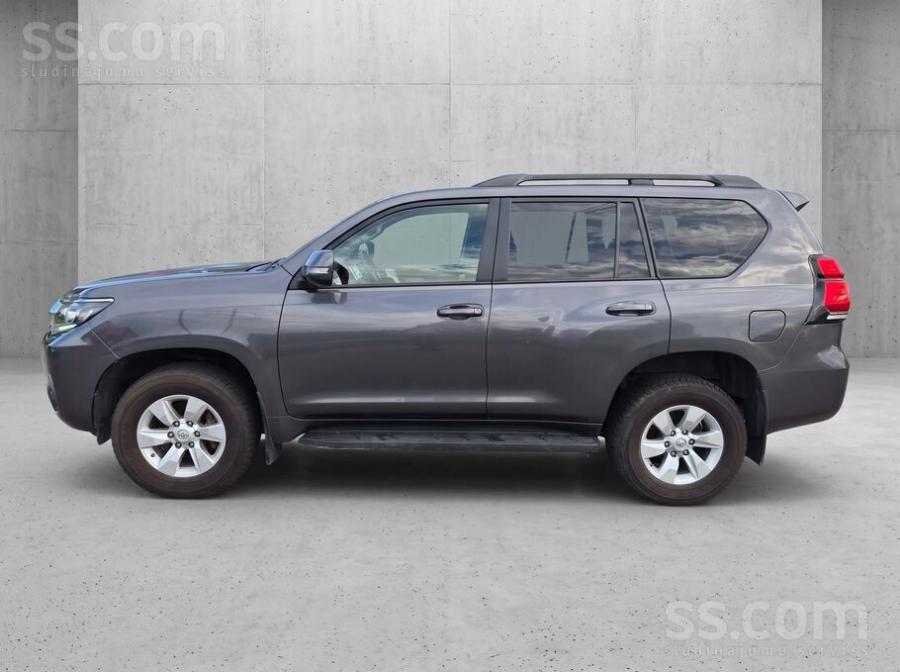 Grey Toyota Land Cruiser 2023 in Riga, with an engine capacity of 2.80 L and mileage of 54 thousand km for 46800 €, photo 6 on AUTOMOTO.COM.LV