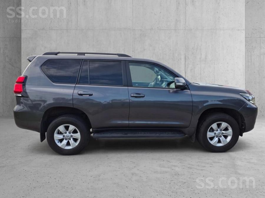 Grey Toyota Land Cruiser 2023 in Riga, with an engine capacity of 2.80 L and mileage of 54 thousand km for 46800 €, photo 7 on AUTOMOTO.COM.LV