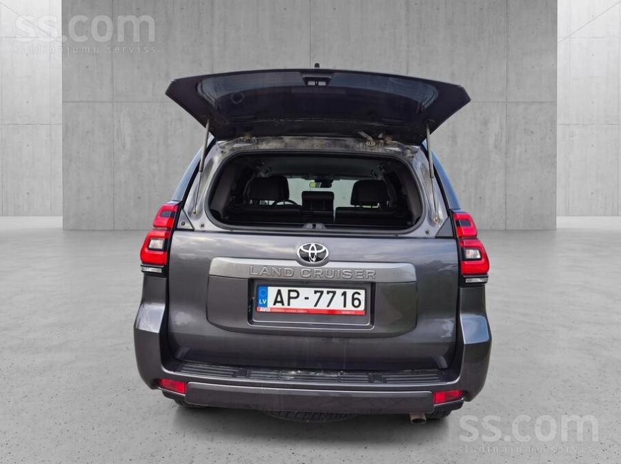 Grey Toyota Land Cruiser 2023 in Riga, with an engine capacity of 2.80 L and mileage of 54 thousand km for 46800 €, photo 8 on AUTOMOTO.COM.LV
