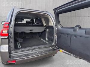 Grey Toyota Land Cruiser 2023 in Riga, with an engine capacity of 2.80 L and mileage of 54 thousand km for 46800 €, photo 9 on AUTOMOTO.COM.LV