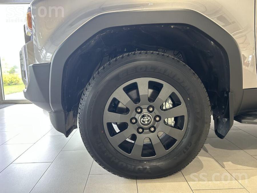Grey Toyota Land Cruiser 2024 in Ventspils, with an engine capacity of 2.80 L and mileage of 4 thousand km for 69400 €, photo 10 on AUTOMOTO.COM.LV