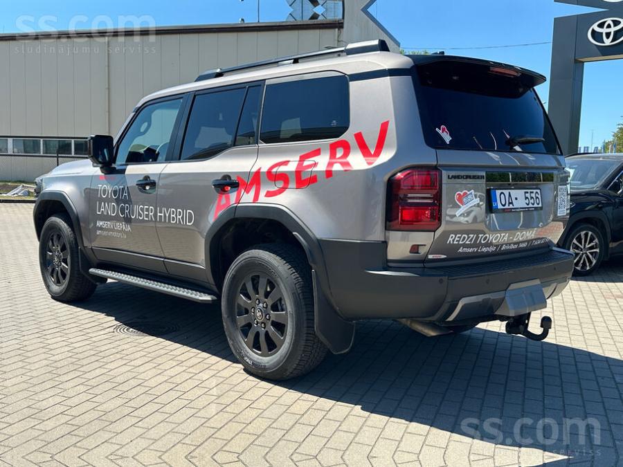 Pelēks Toyota Land Cruiser 2025 Liepāja, ar dzinēja tilpumu 2.80 L un nobraukumu 7 tūkst. km par 77900 €, foto 4 vietnē AUTOMOTO.COM.LV