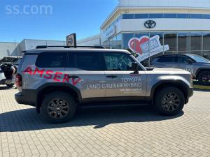 Pelēks Toyota Land Cruiser 2025 Liepāja, ar dzinēja tilpumu 2.80 L un nobraukumu 7 tūkst. km par 77900 €, foto 6 vietnē AUTOMOTO.COM.LV