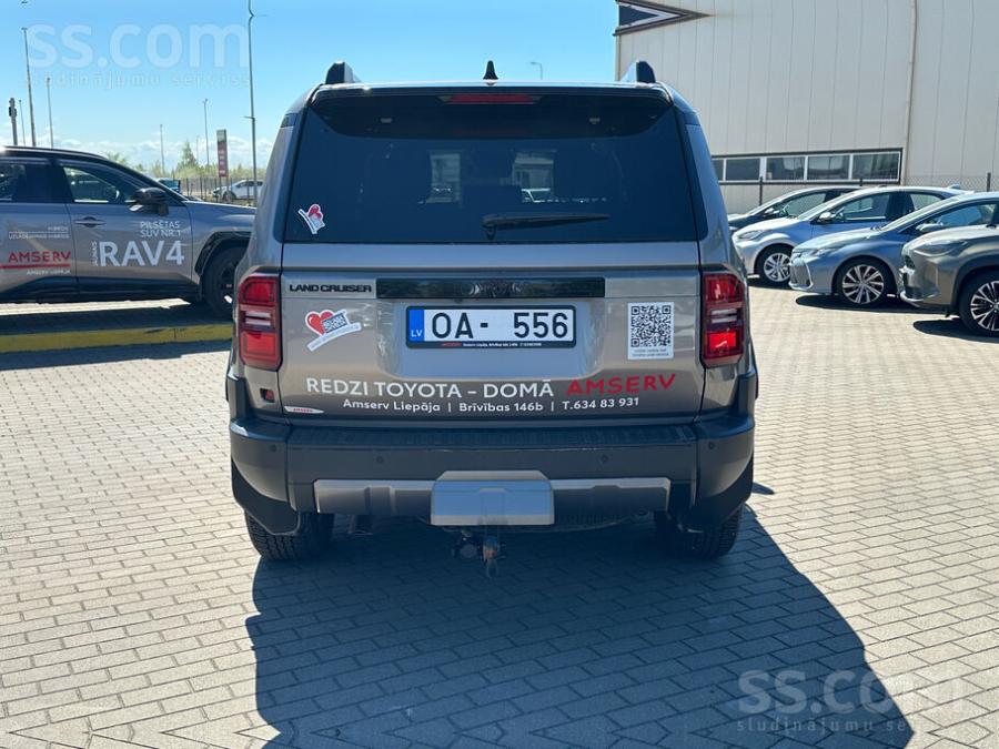 Pelēks Toyota Land Cruiser 2025 Liepāja, ar dzinēja tilpumu 2.80 L un nobraukumu 7 tūkst. km par 77900 €, foto 9 vietnē AUTOMOTO.COM.LV