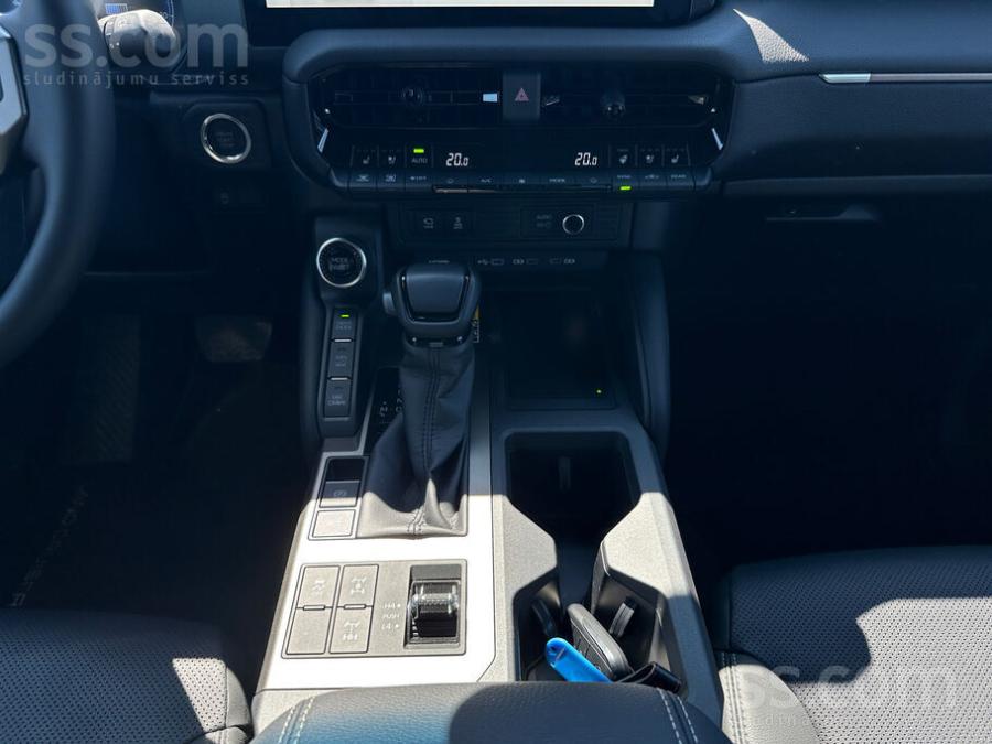 Pelēks Toyota Land Cruiser 2025 Liepāja, ar dzinēja tilpumu 2.80 L un nobraukumu 7 tūkst. km par 77900 €, foto 18 vietnē AUTOMOTO.COM.LV