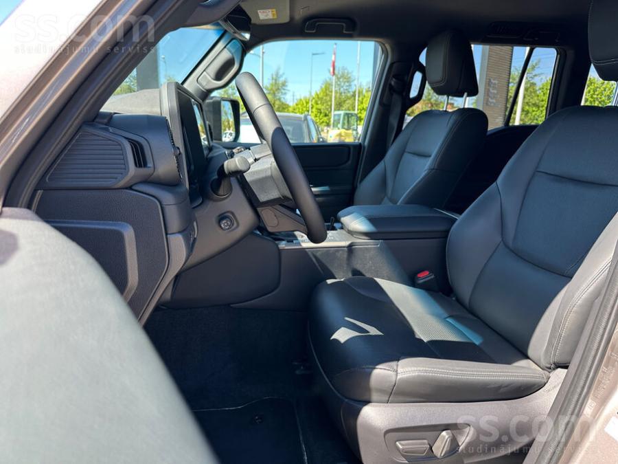 Pelēks Toyota Land Cruiser 2025 Liepāja, ar dzinēja tilpumu 2.80 L un nobraukumu 7 tūkst. km par 77900 €, foto 22 vietnē AUTOMOTO.COM.LV