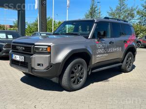 Pelēks Toyota Land Cruiser 2025 Liepāja, ar dzinēja tilpumu 2.80 L un nobraukumu 7 tūkst. km par 77700 €, foto  vietnē AUTOMOTO.COM.LV