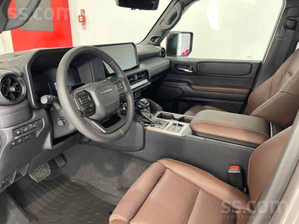 Grey Toyota Land Cruiser 2025 in Jekabpils, with an engine capacity of 2.80 L and mileage of 10 thousand km for 83900 €, photo 4 on AUTOMOTO.COM.LV